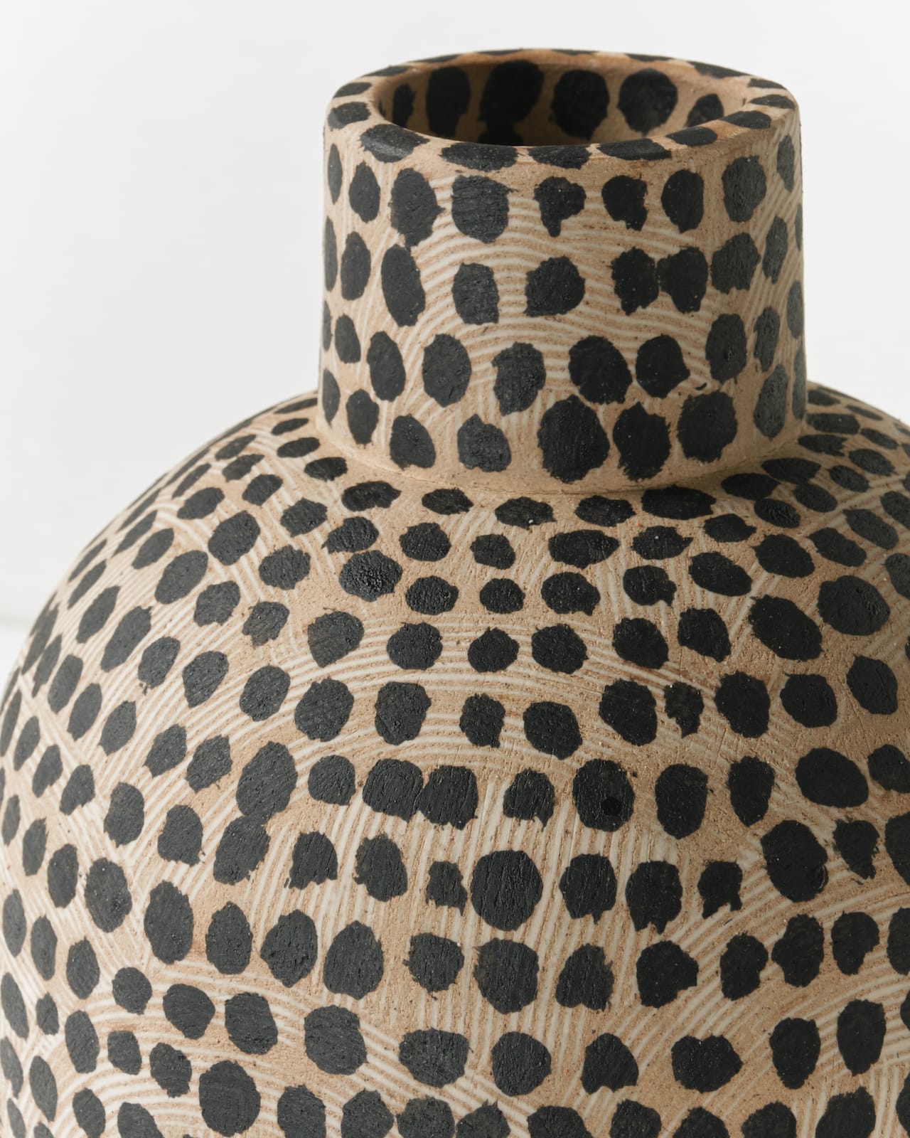 Lydia Hardwick, Stoneware pot with white inlay and black slip | 8 ...