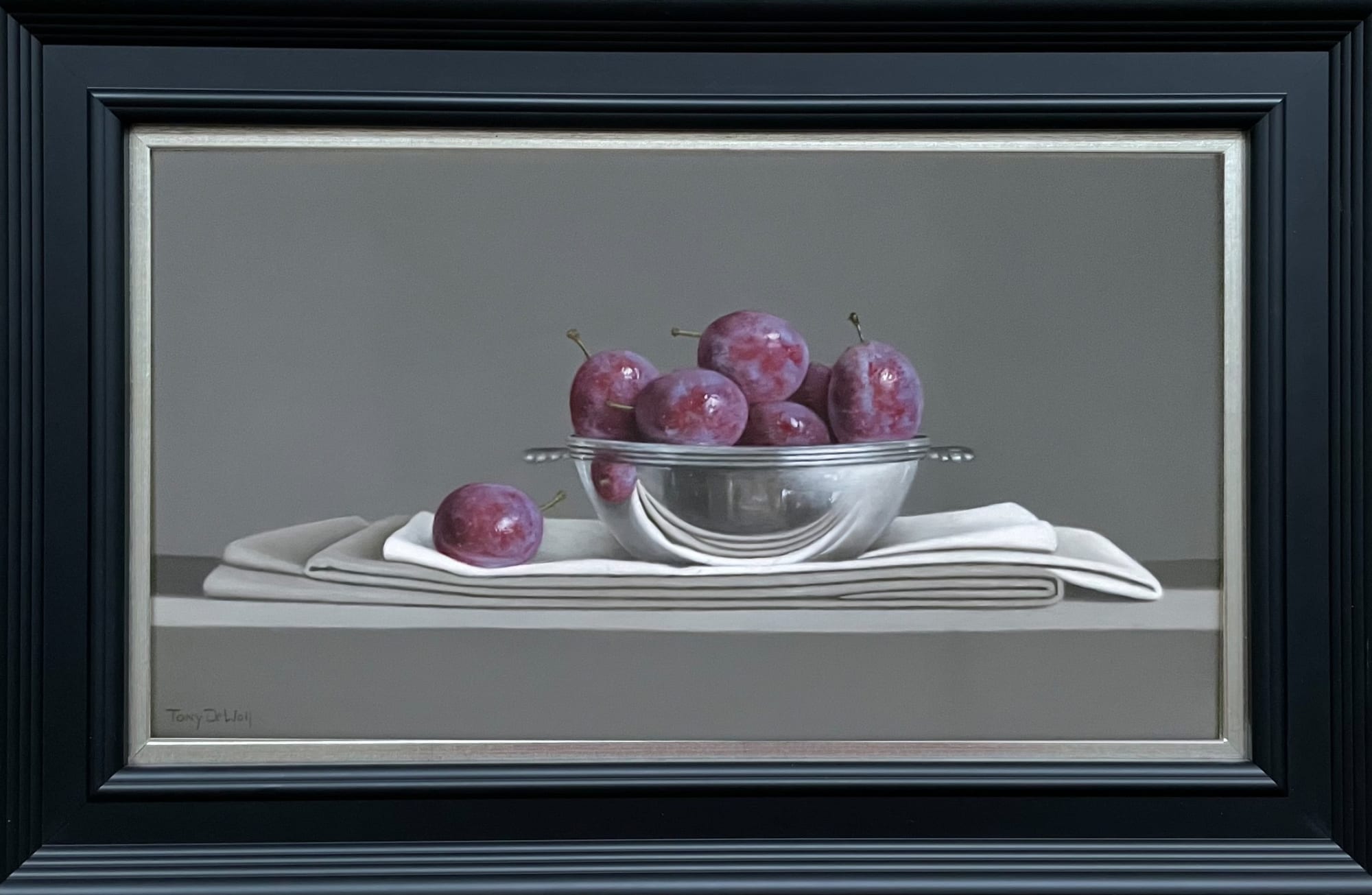 Tony de Wolf, Blue Plums in Silver Bowl on folded Linen | Thompson's ...