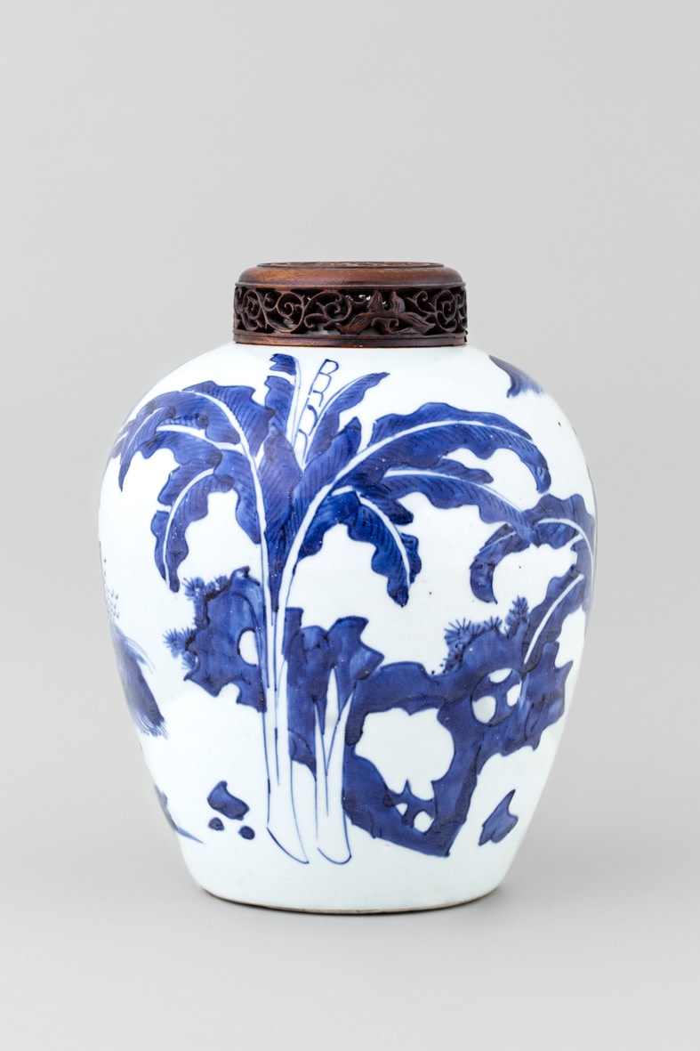 A BLUE AND WHITE CHINESE TRANSITIONAL VASE, Transitional 17th century ...