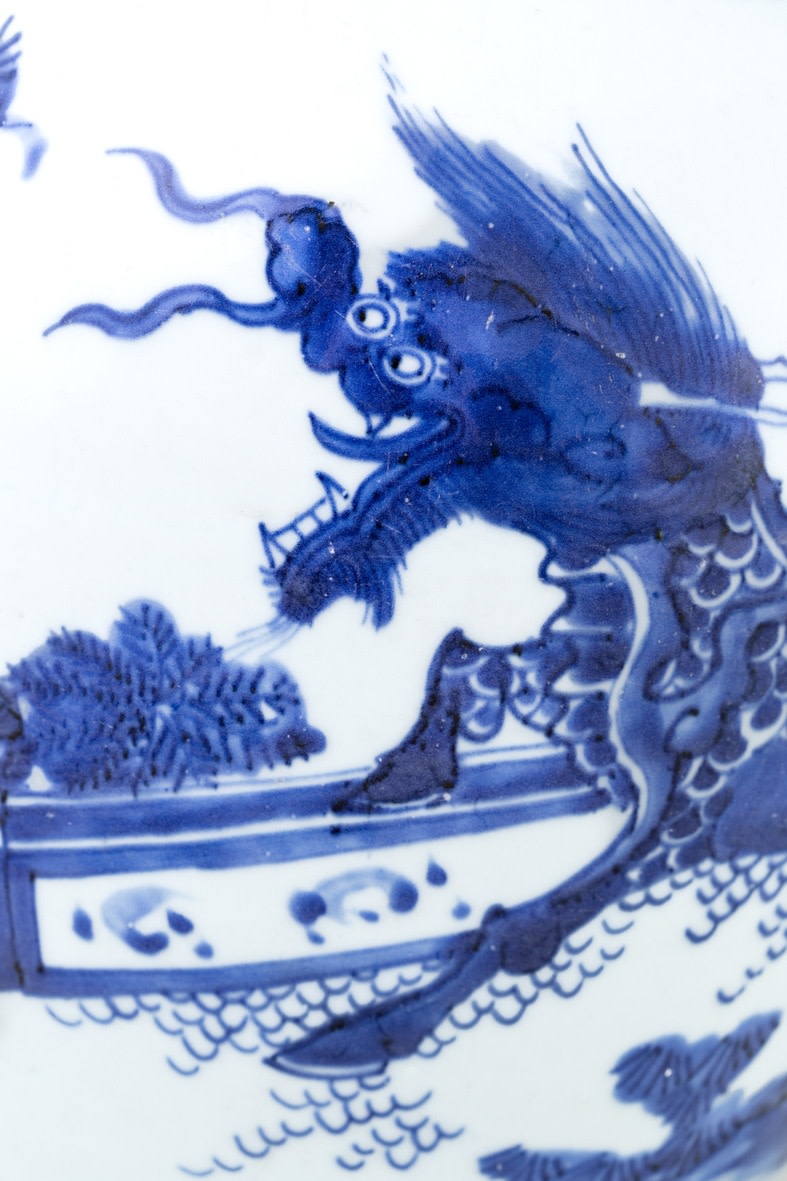 A BLUE AND WHITE CHINESE TRANSITIONAL VASE, Transitional 17th century ...