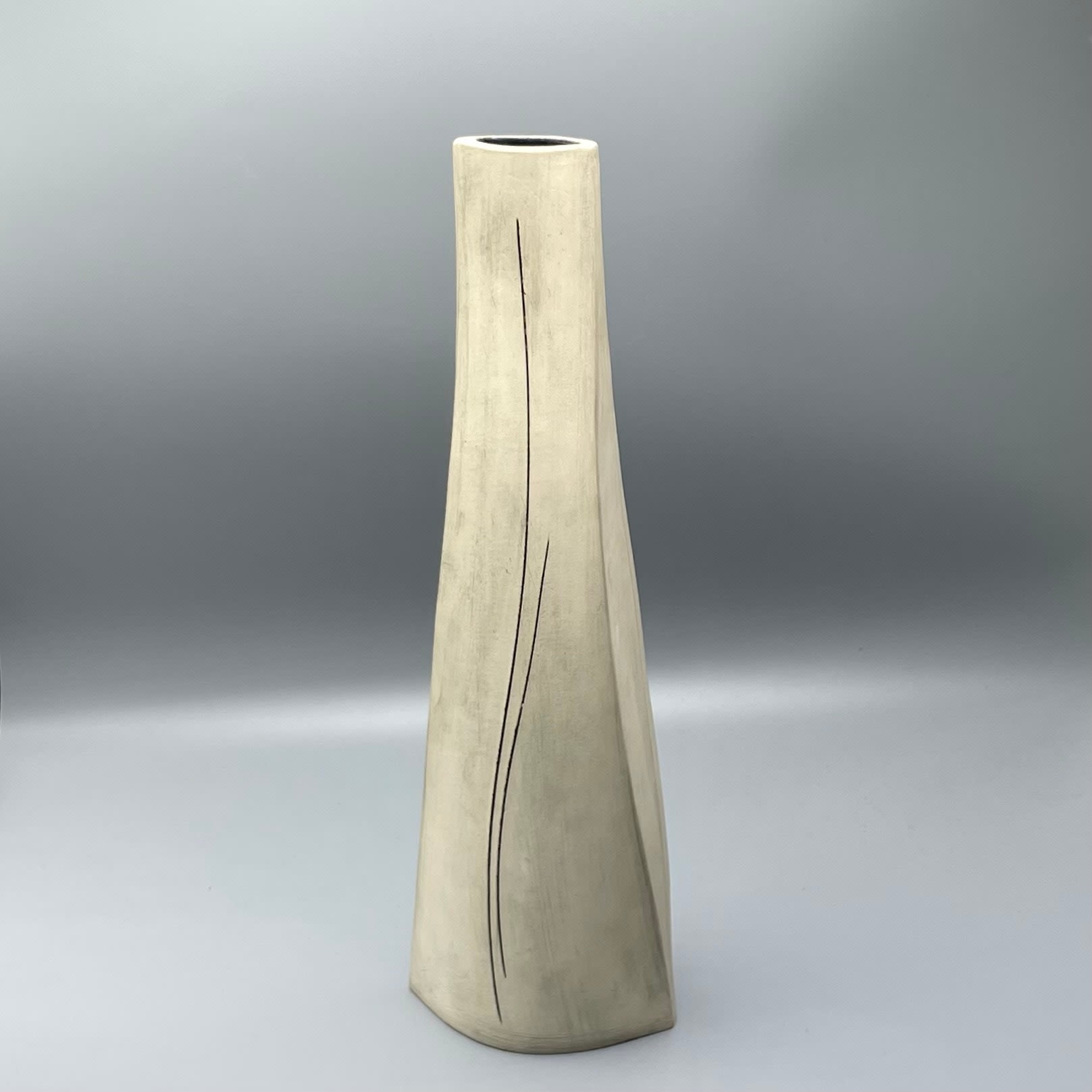 Tessa Wolfe Murray, Swoop Vessel, 2024 | Contemporary Applied Arts