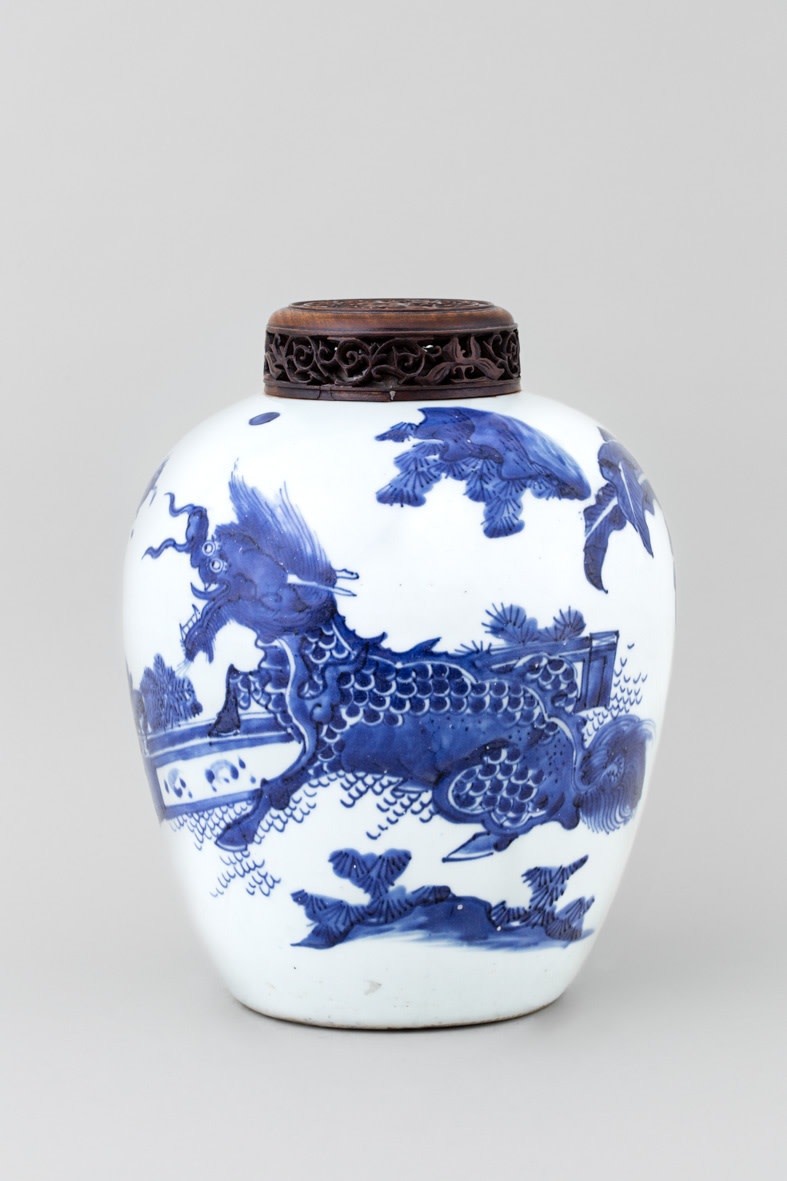A BLUE AND WHITE CHINESE TRANSITIONAL VASE, Transitional 17th century ...