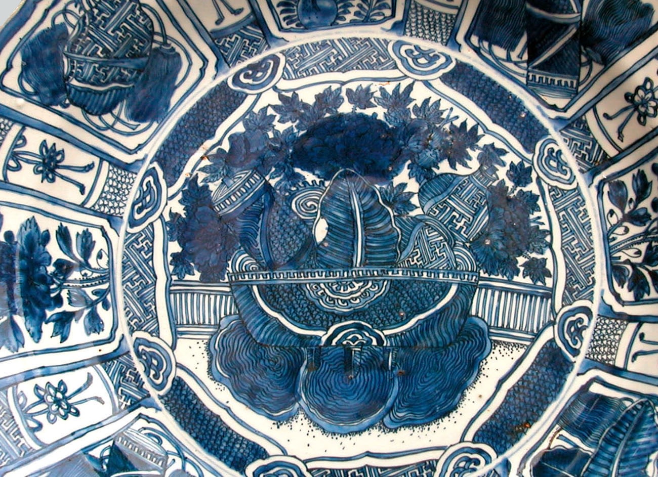 A FINE LARGE CHINESE KRAAK PORCELAIN CHARGER, c.1610-1630 | Anita Gray